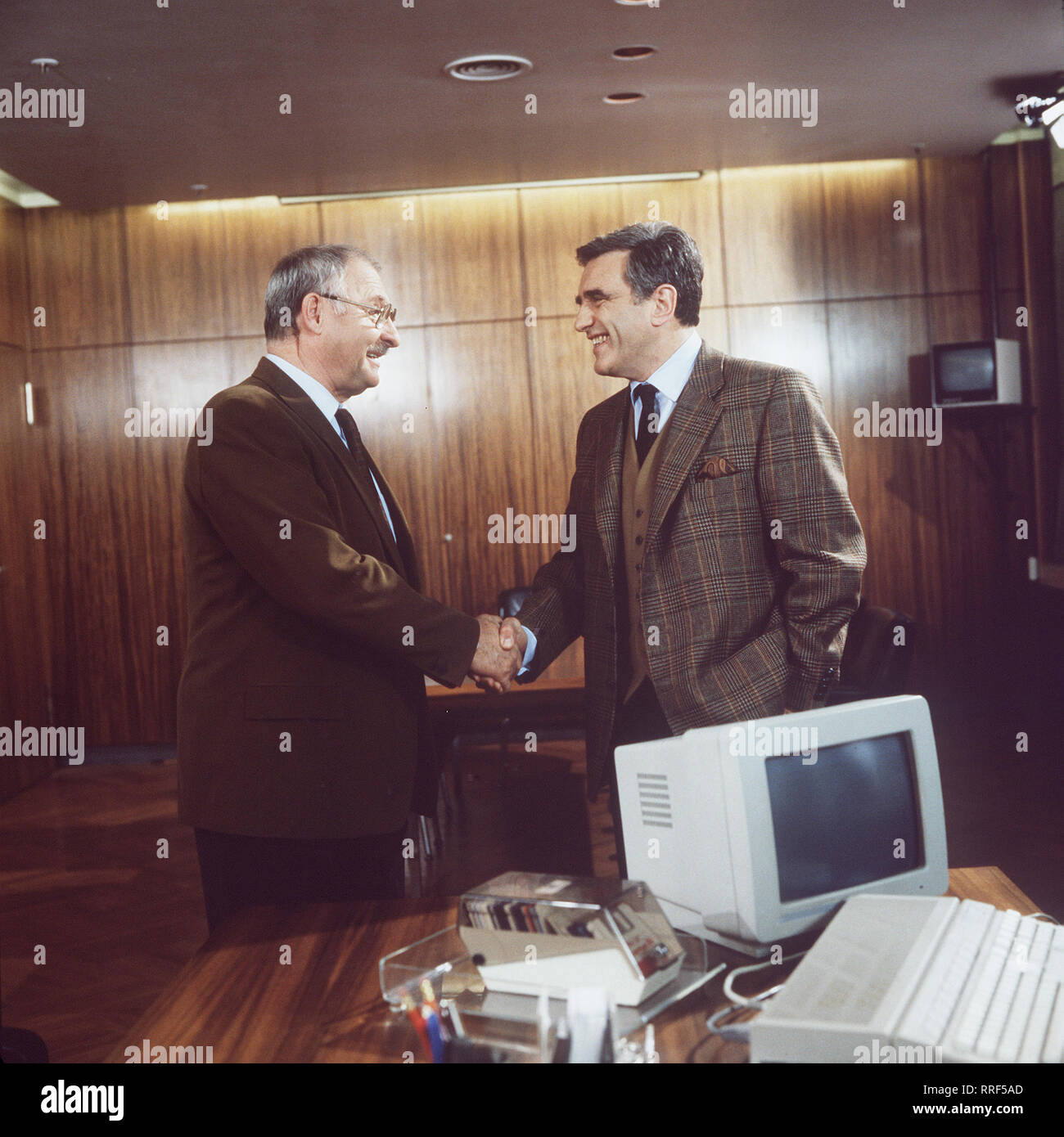 DER ALTE Szene mit ROLF SCHIMPF (Leo Kress) und Michael Degen (Walter ...