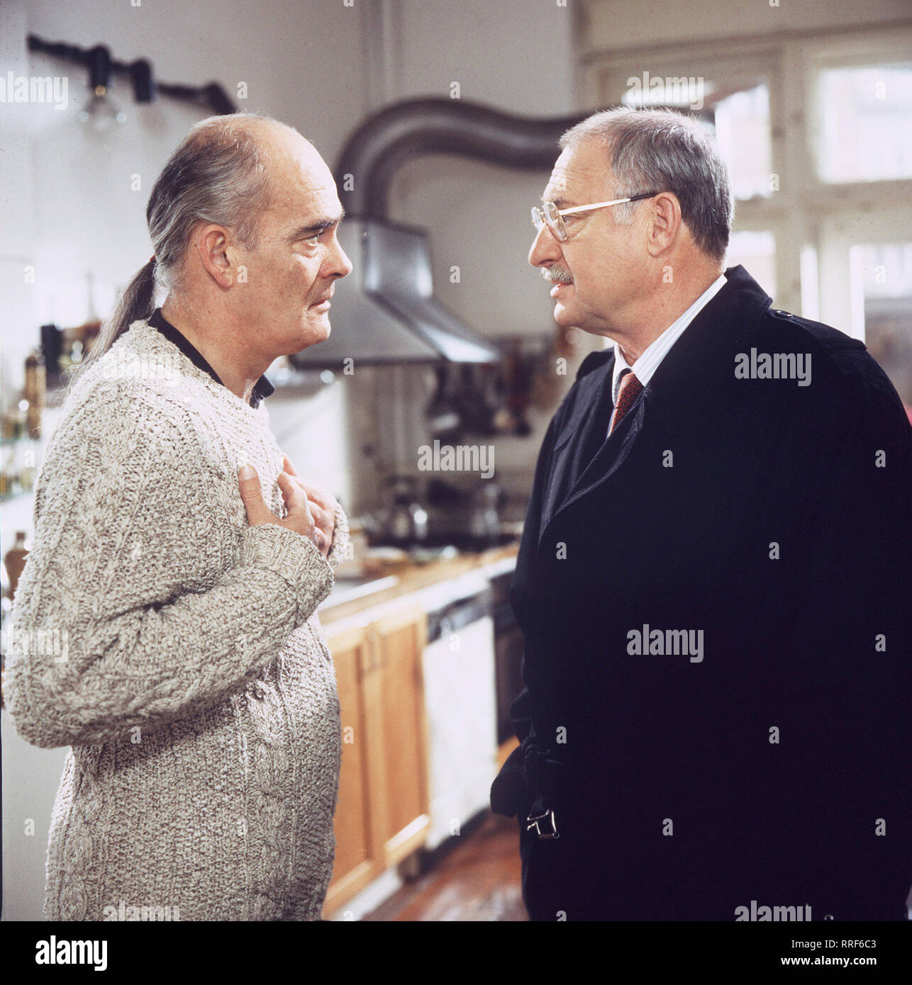 DER ALTE - Szene mit HANS MICHAEL REHBERG (Paul Hildebrandt) und ROLF ...