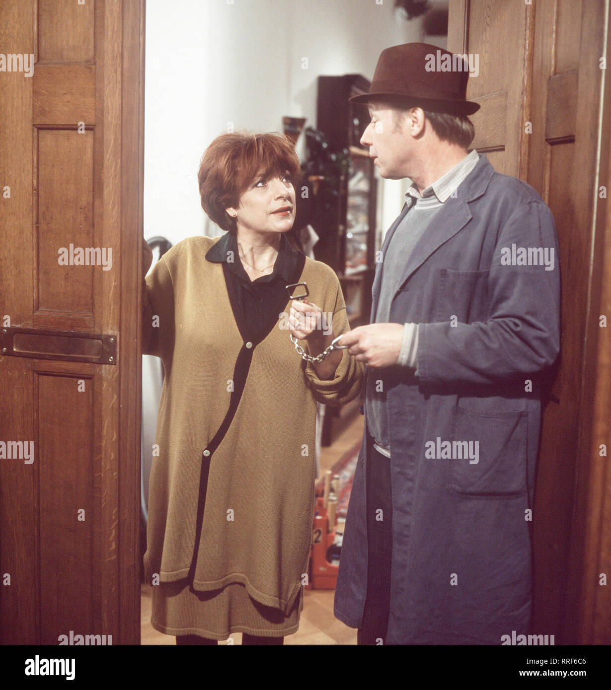 DER ALTE - Szene mit Hermann Lause (Herr Popp) und Hannelore Hoger (Luise Hildebrandt) aka. Ganz ...