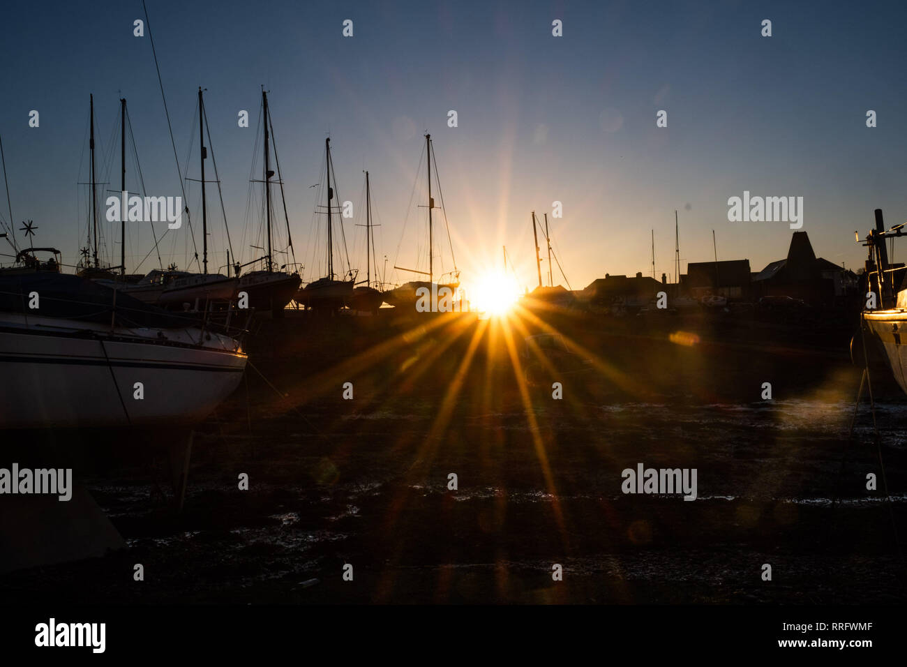 Aberystwyth Wales UK, Dienstag, 26. Februar 2019. UK Wetter: über Boote ...