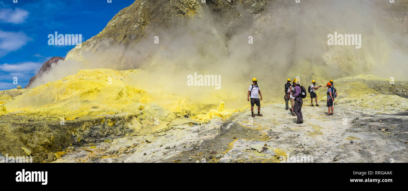 Touristen erkunden Vulkaninsel White Island, ein aktiver Vulkan in der ...