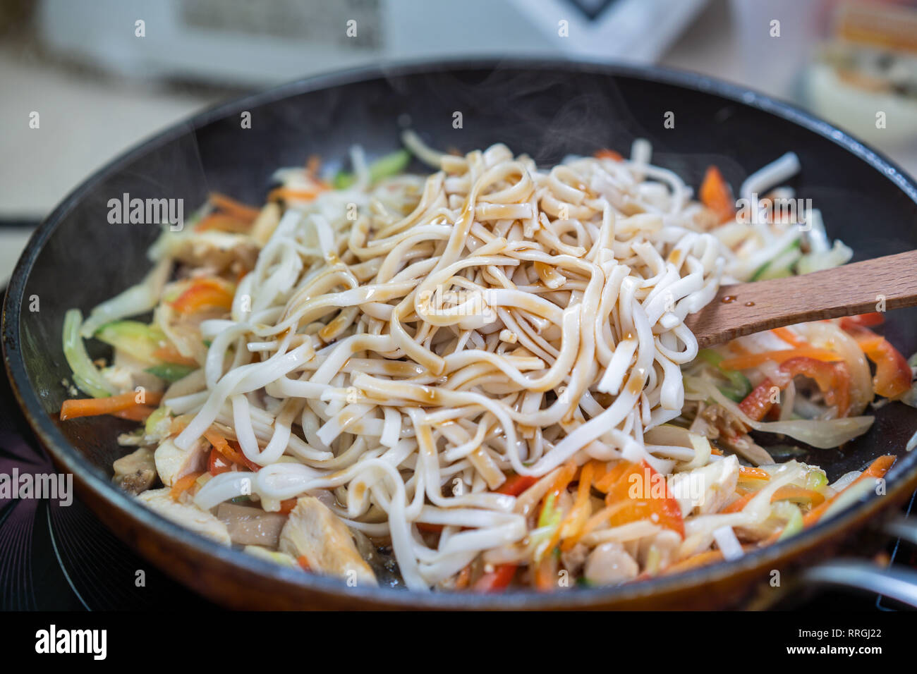 Weiße tonkotsu suppe ramen -Fotos und -Bildmaterial in hoher Auflösung ...