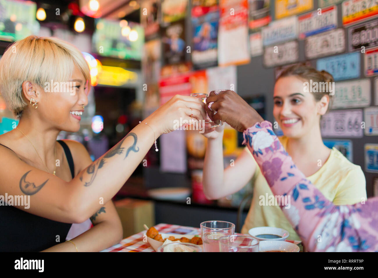 Zwei junge frauen sitzen in der bar -Fotos und -Bildmaterial in hoher ...