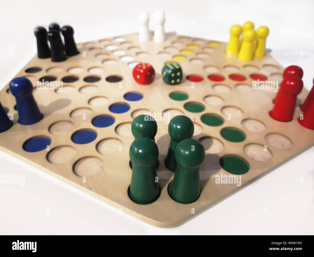 Chips und Würfel für das Brettspiel Stockfotografie - Alamy