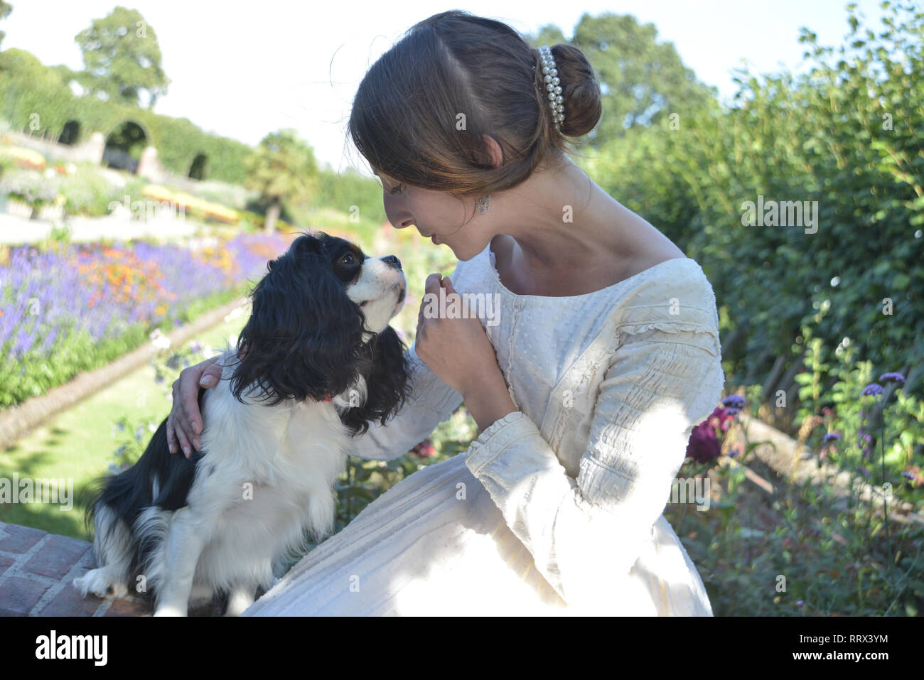 Eine junge Königin Victoria und ihren Hund Dash sitzen auf einer Mauer ...