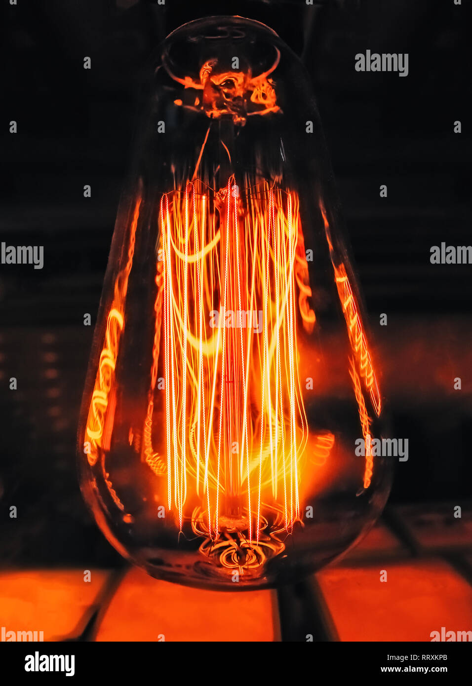 Edison birne -Fotos und -Bildmaterial in hoher Auflösung – Alamy