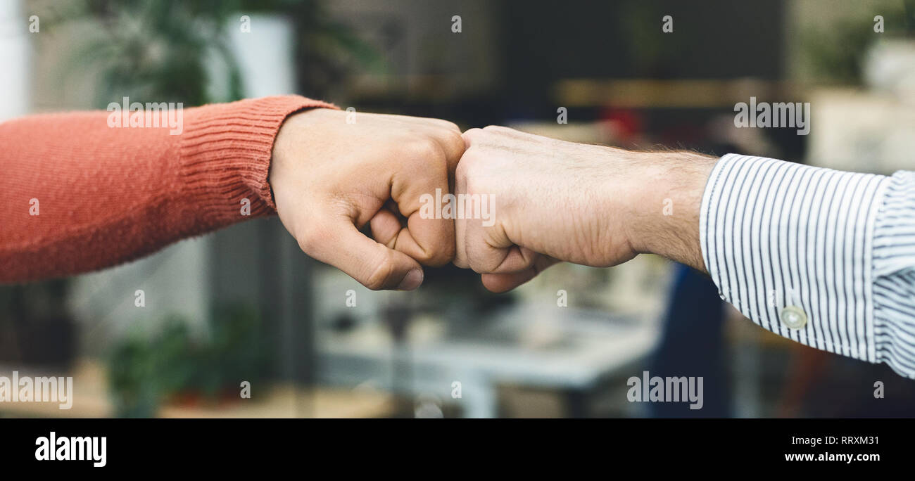 Faust zu faust gruß -Fotos und -Bildmaterial in hoher Auflösung – Alamy