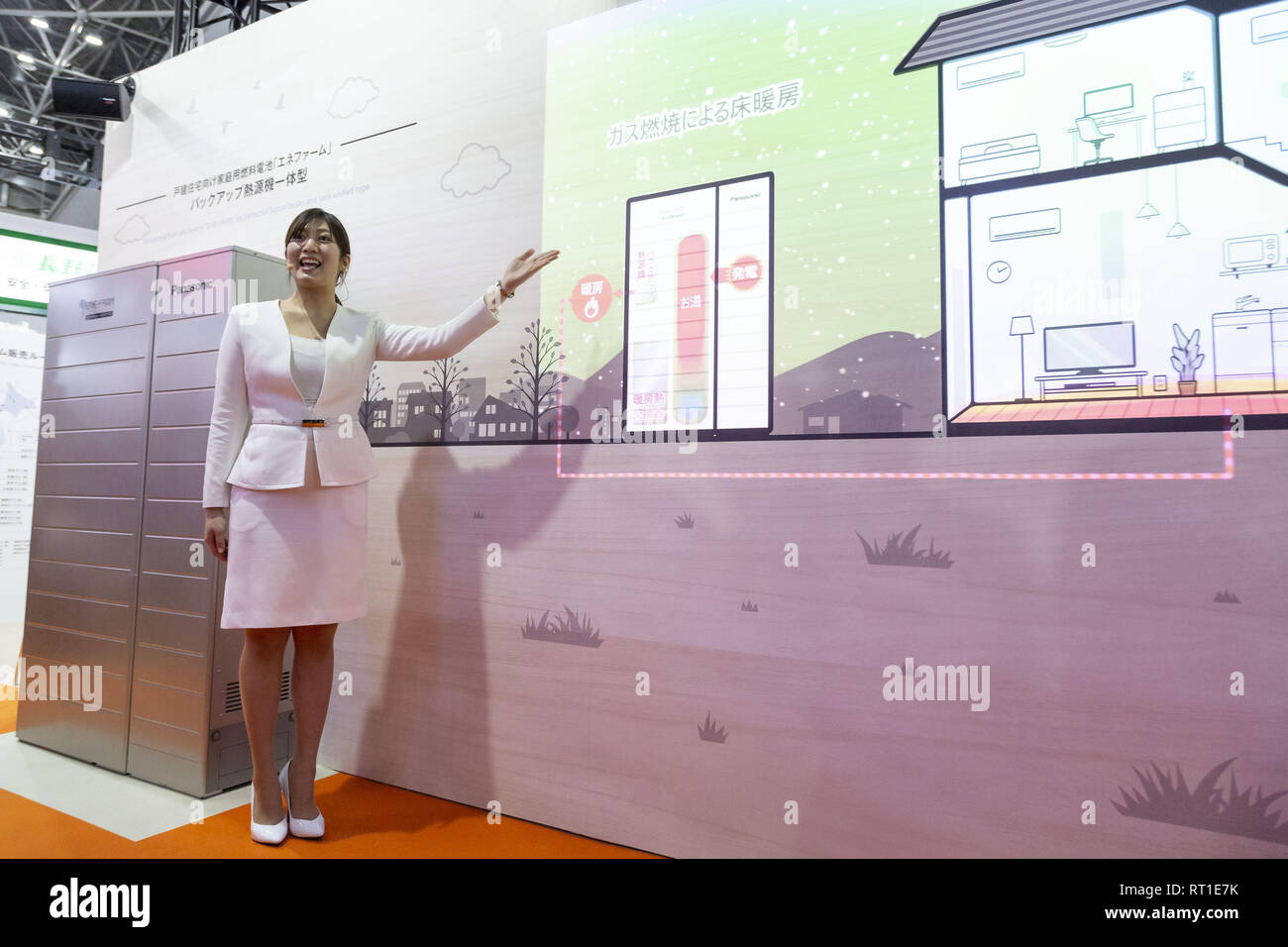 Tokio, Japan. 27 Feb, 2019. Der Aussteller stellt neue Modelle von Wohn ...