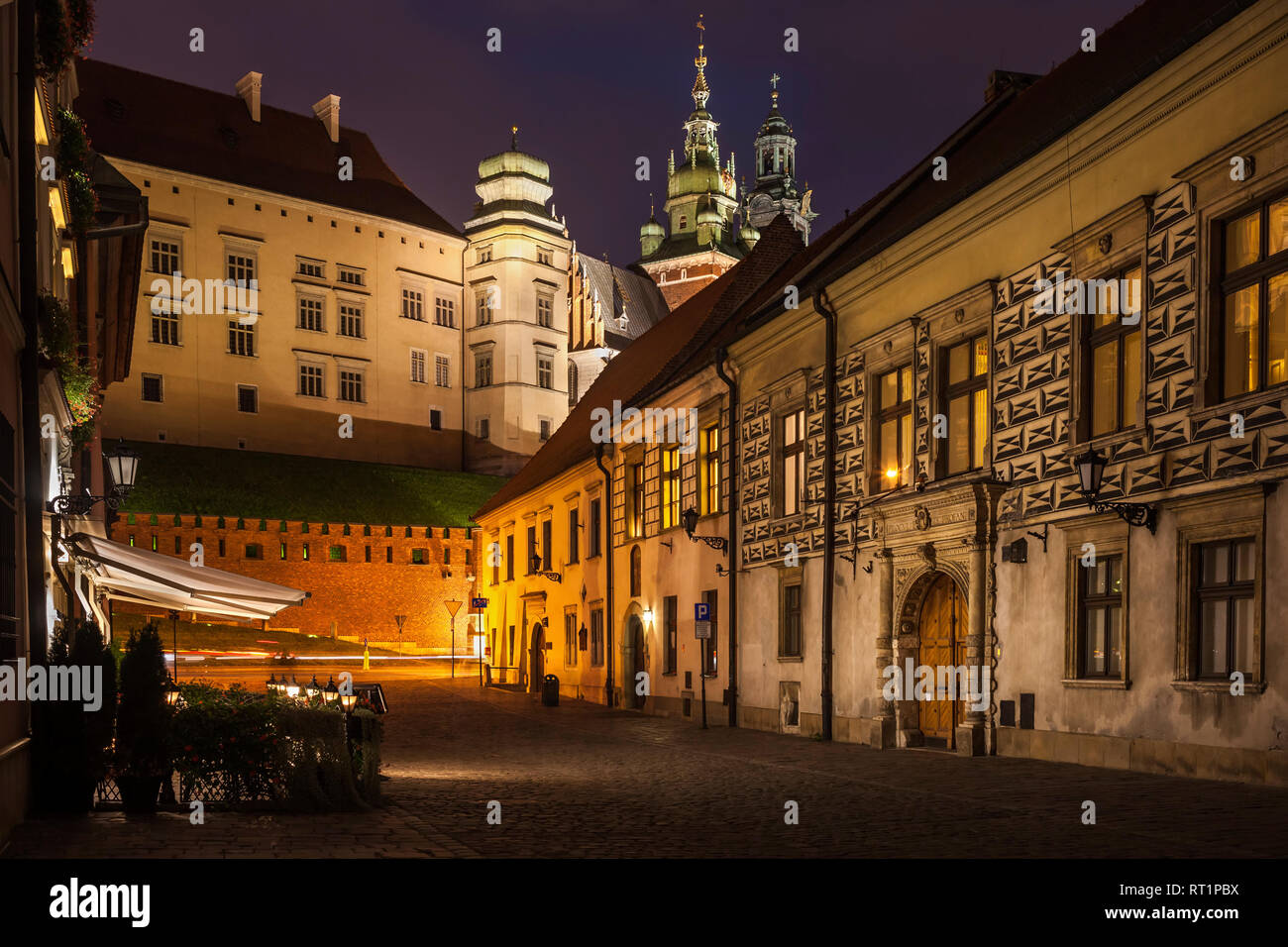 Polen, Krakau, Kanonicza Straße zum Schloss Wawel in der Altstadt bei Nacht Stockfotografie - Alamy