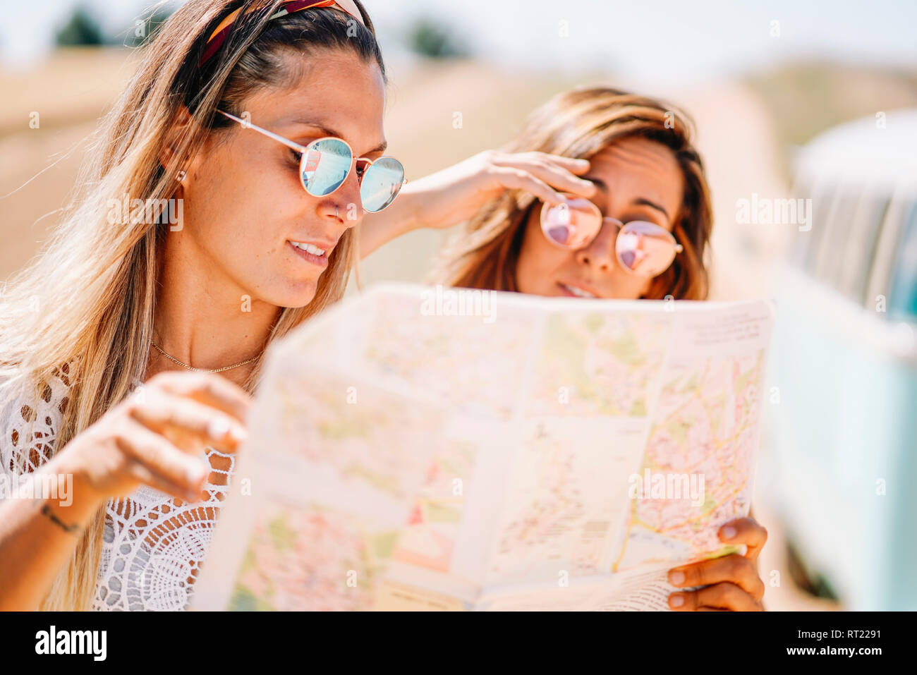 Zwei frauen mit karte -Fotos und -Bildmaterial in hoher Auflösung – Alamy