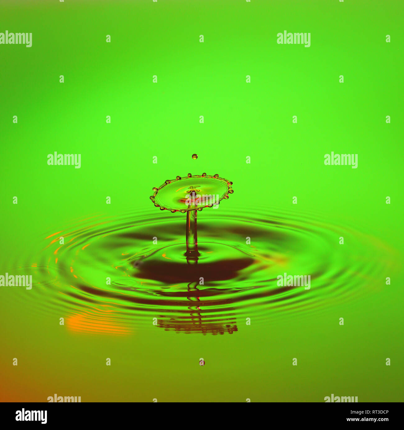 Aufprall von Tropfen von Wasser, die eine schöne Struktur bilden. Mit ...