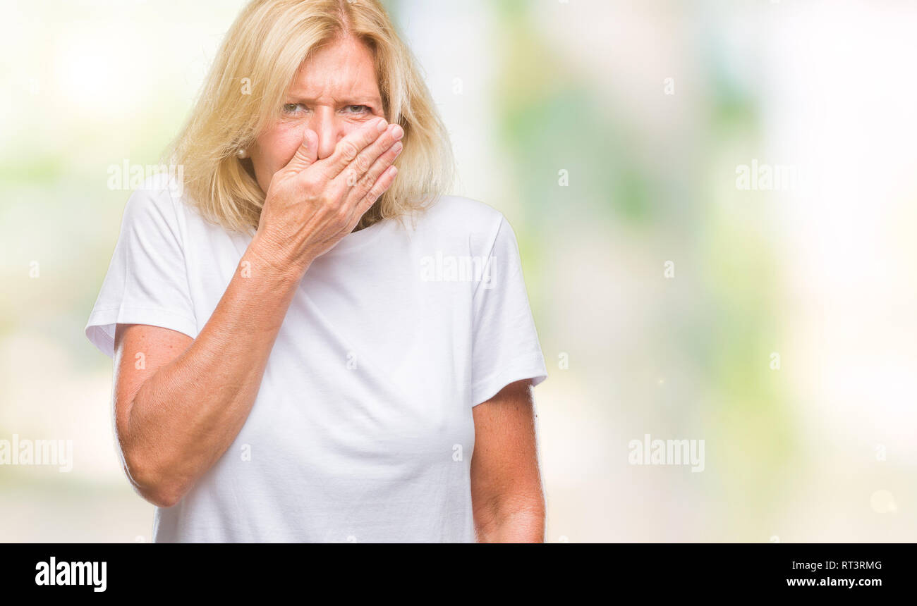 Blonde Frau Mittleren Alters über Isolierte Hintergrund Riechen Etwas