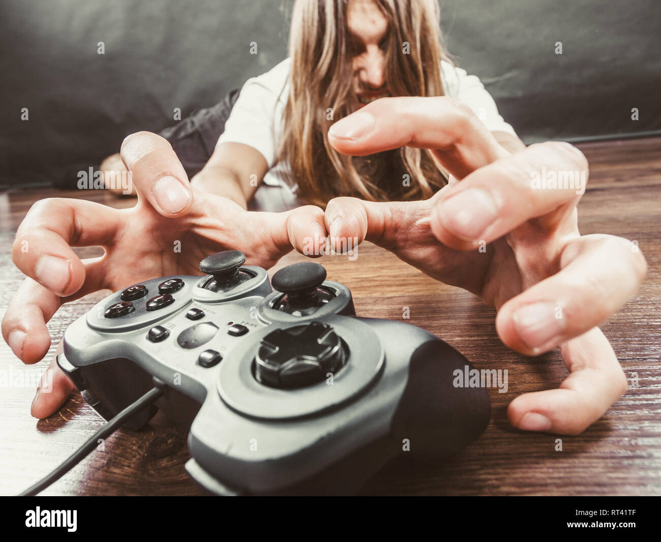 Sucht und Abhängigkeit-Konzept. Junger Mann mit Pad Joystick spielen ...