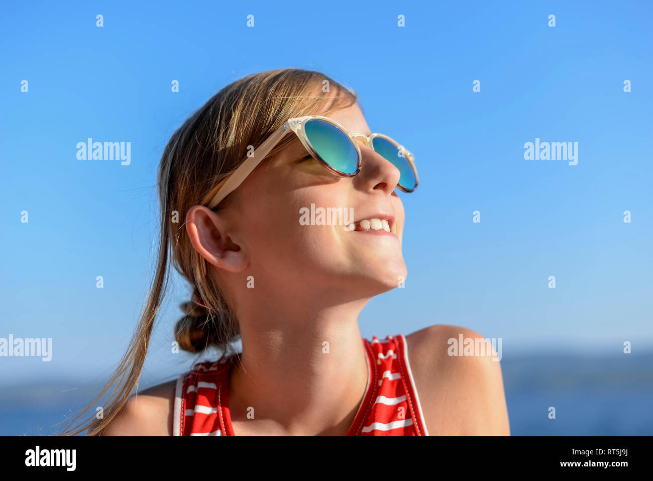Mädchen sonnenbaden strand -Fotos und -Bildmaterial in hoher Auflösung ...