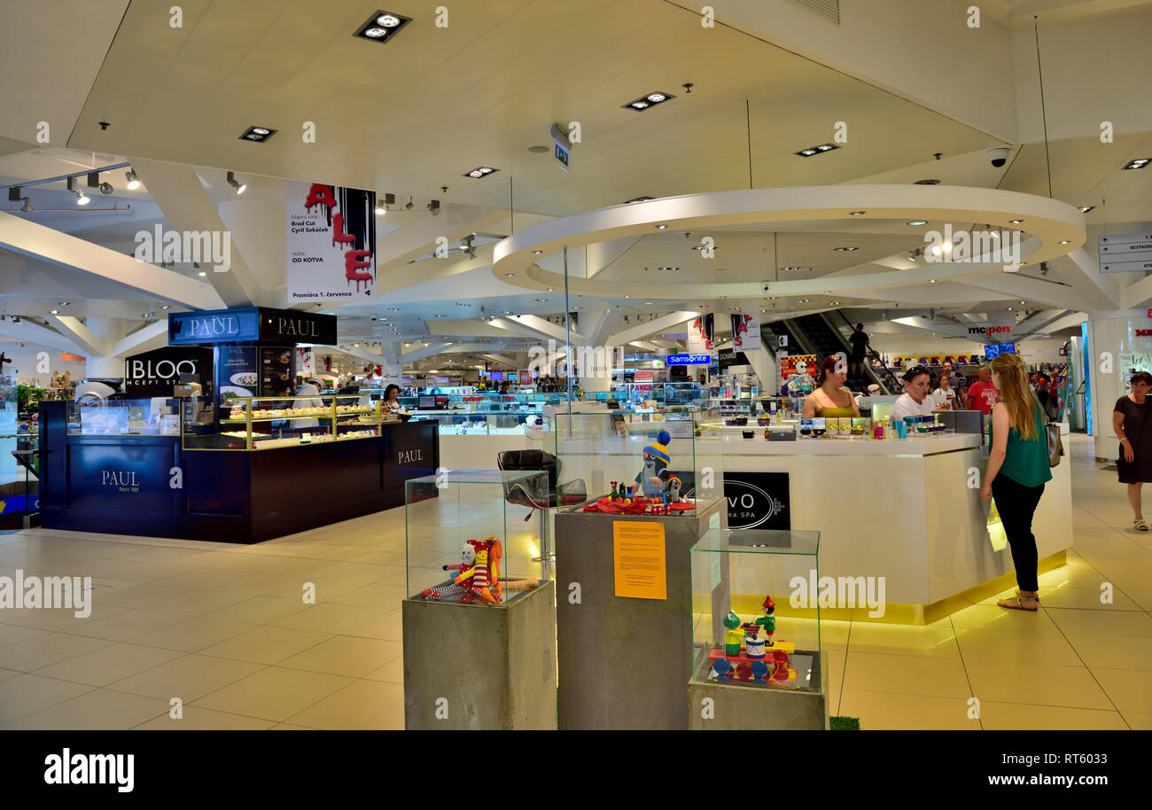 Kotva einkaufszentrum -Fotos und -Bildmaterial in hoher Auflösung – Alamy