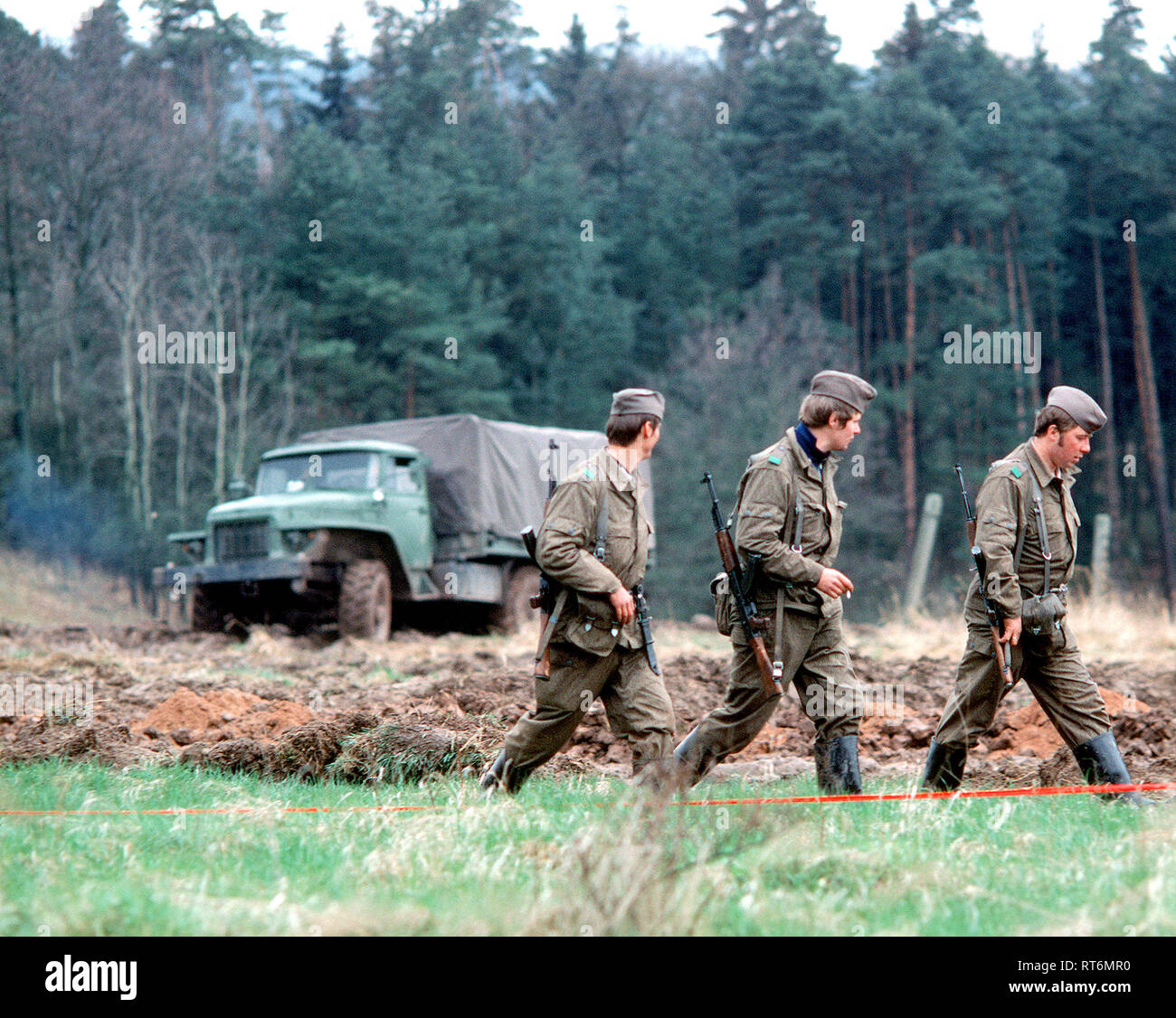 East german border patrol -Fotos und -Bildmaterial in hoher Auflösung ...