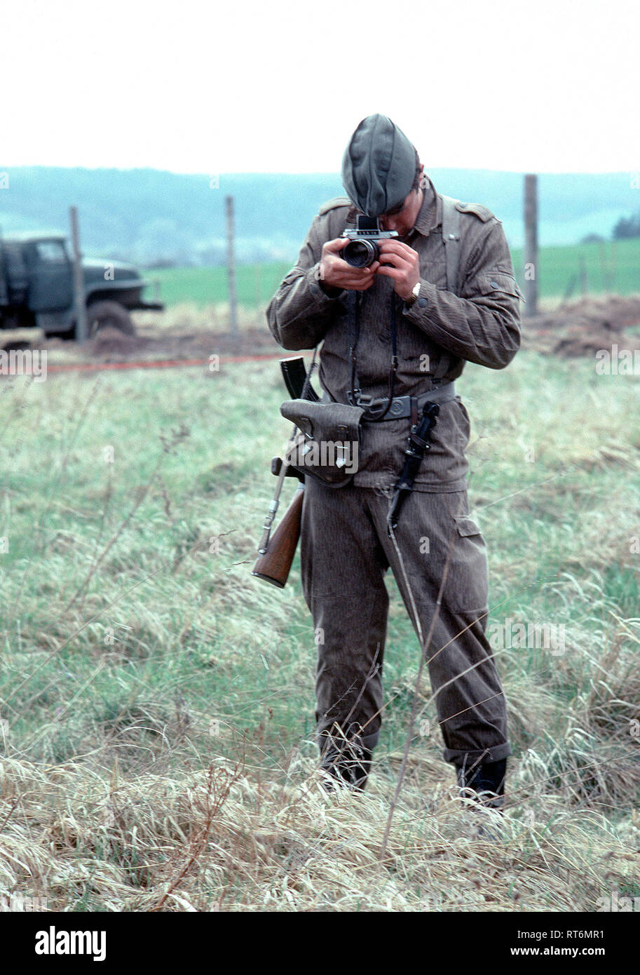 1979 - einen bewaffneten DDR-Soldat nimmt ein Foto an der Grenze ...