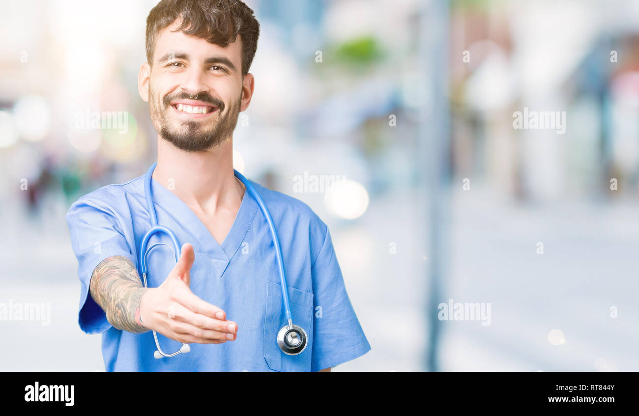 Junge hübsche Krankenschwester Mann, der Chirurg gleichmäßig über ...