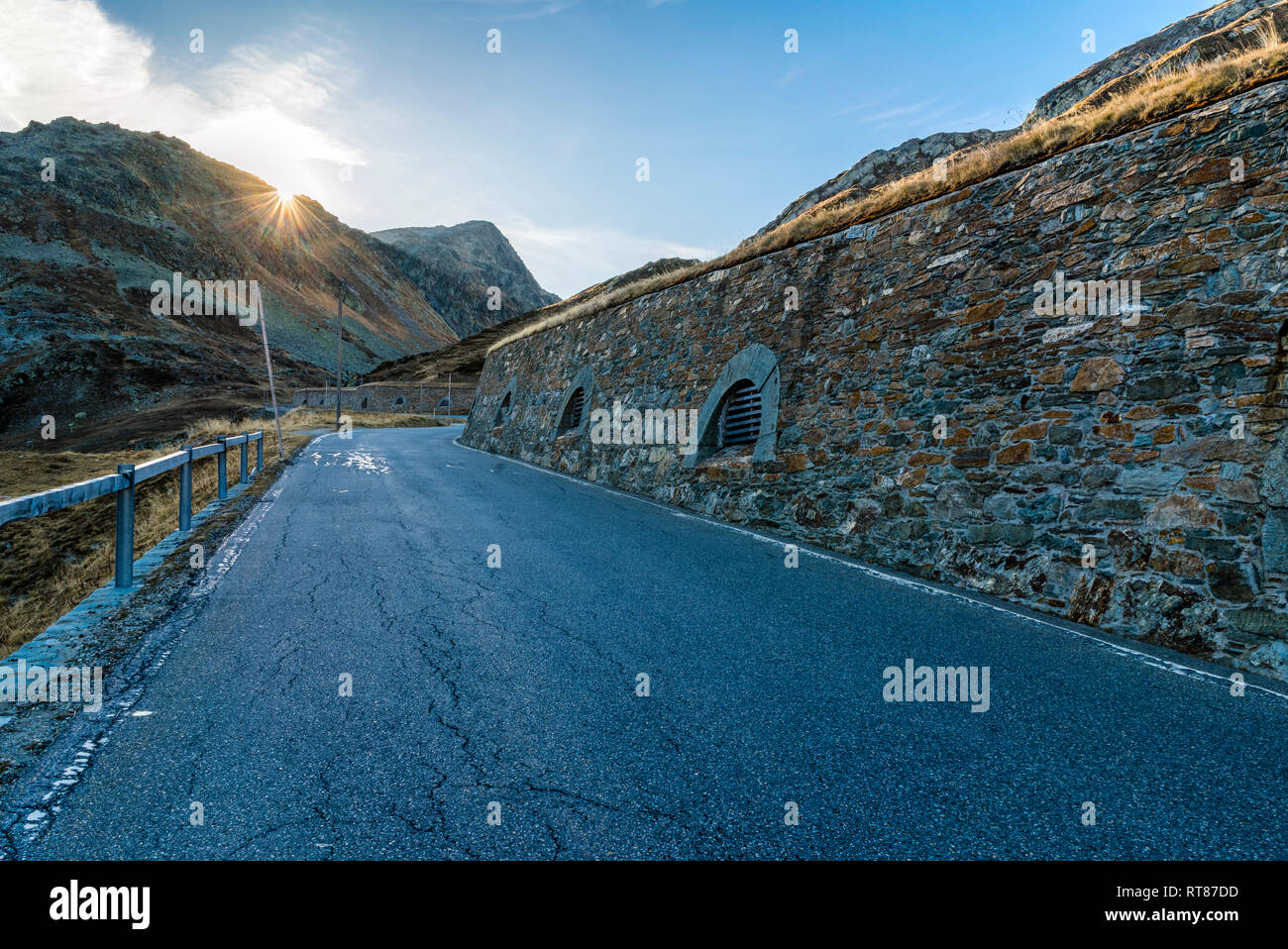 Spluegen Pass Strasse Stockfotos und -bilder Kaufen - Alamy
