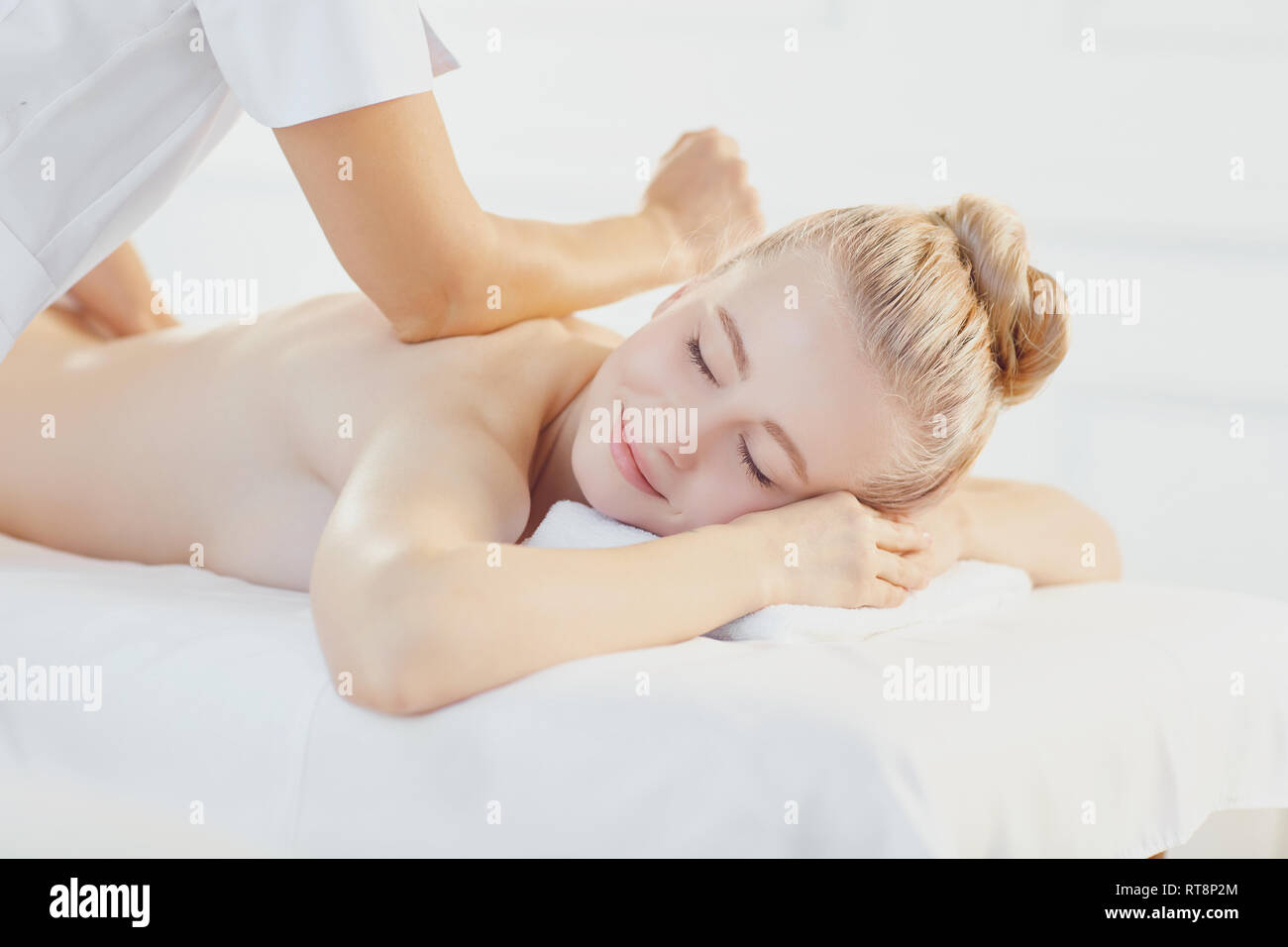 Massage woman -Fotos und -Bildmaterial in hoher Auflösung – Alamy