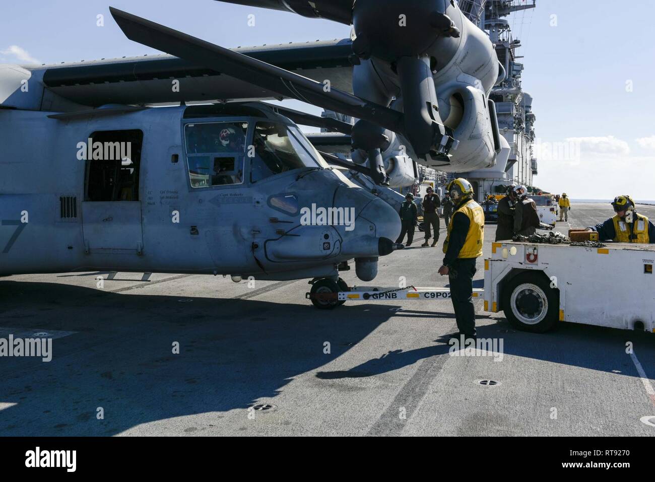 EAST CHINA SEA (Jan. 25, 2019) - Segler bewegen eine MV-22 Osprey der ...