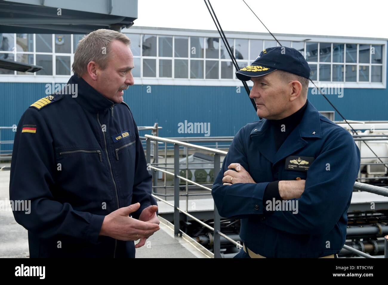 KIEL, Deutschland (Jan. 26, 2019) Hintere Adm. Edward Cashman, rechts ...
