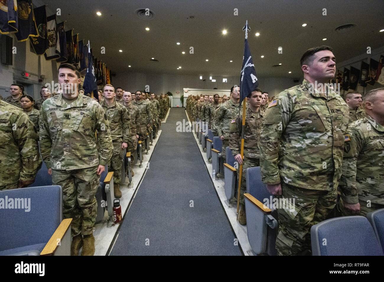 Us-Armee Kapitän Steven J. Ferrari, Links, Commander, Sitz und Sitz der ...