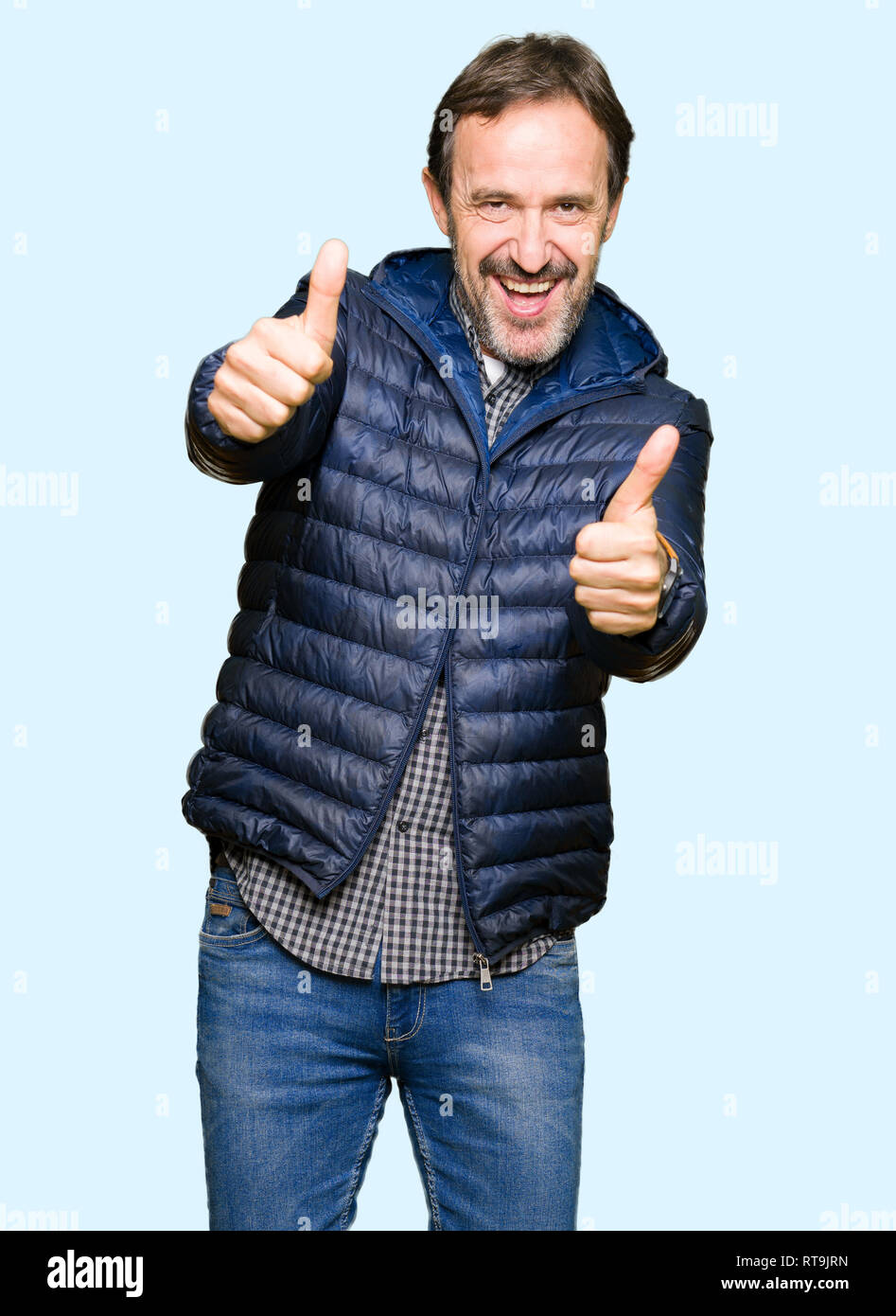 Mittleres Alter stattlicher Mann, der wintermantel zur Genehmigung tun ...