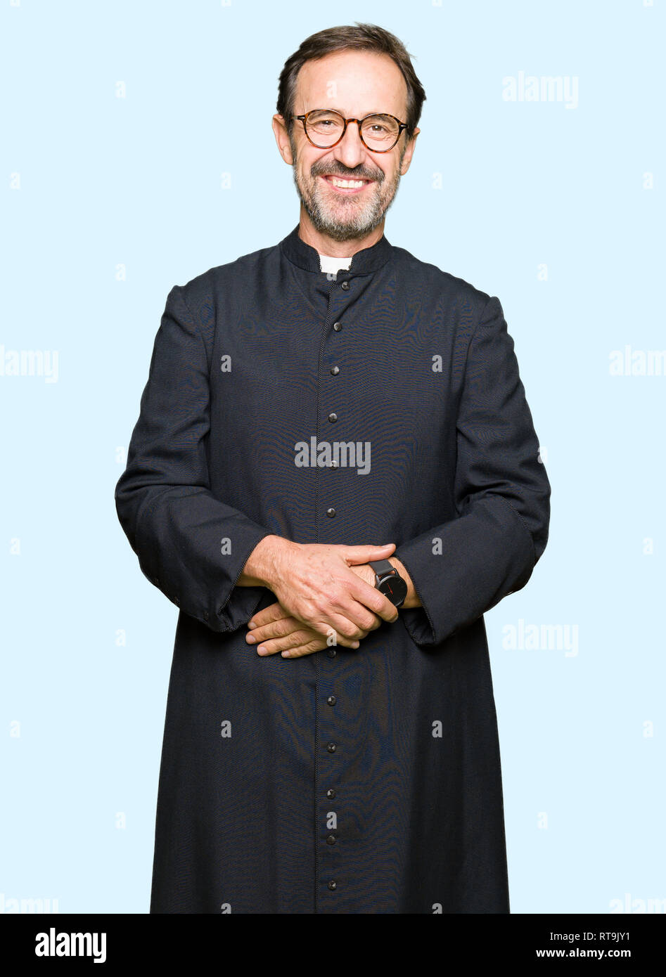 Mittleres Alter Mann, der katholische Priester Robe mit einer glücklich ...