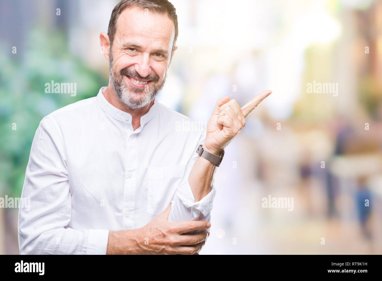Mittleres Alter hoary älterer Mann über isolierte Hintergrund mit einem ...