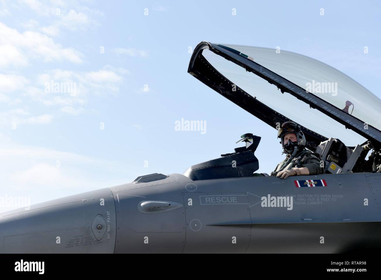 Kapitän Travis Tänzer, eine F-16 Pilot die 180 Fighter Wing, Ohio Air ...