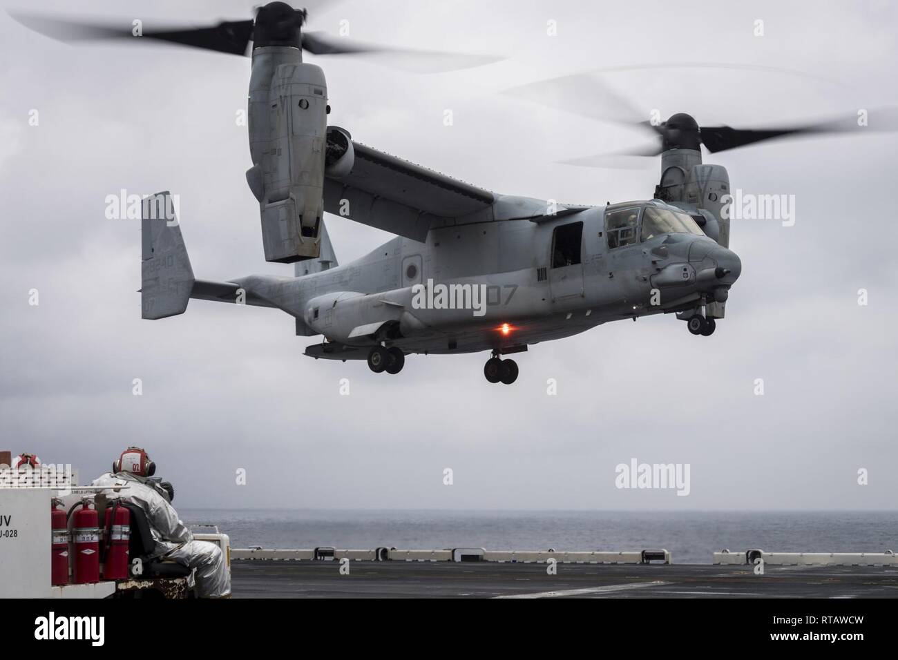 EAST CHINA SEA (Feb. 4, 2019) Eine MV-22 B Osprey tiltrotor Aircraft ...