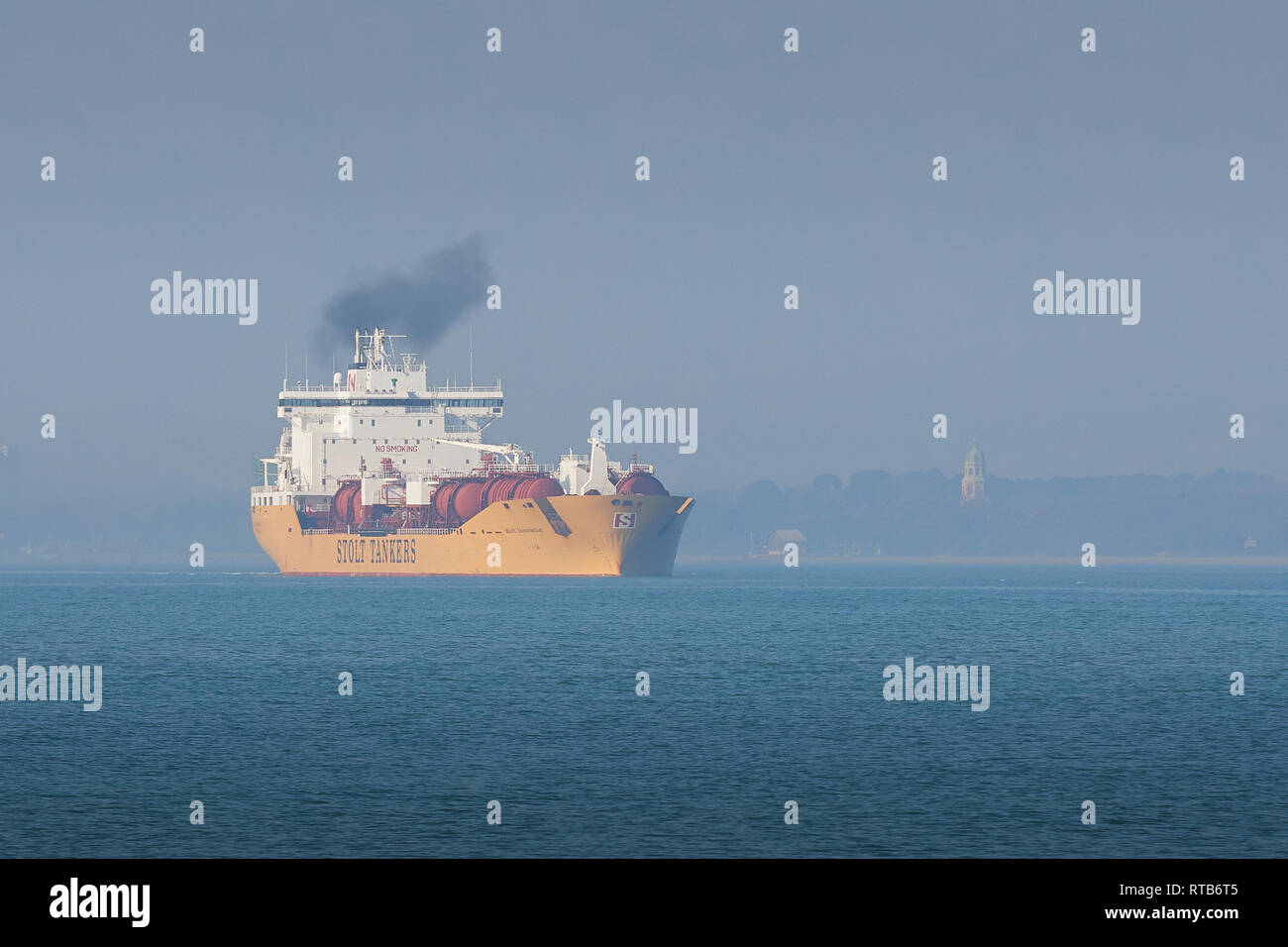 Oil tanker ship leaving port -Fotos und -Bildmaterial in hoher Auflösung – Alamy