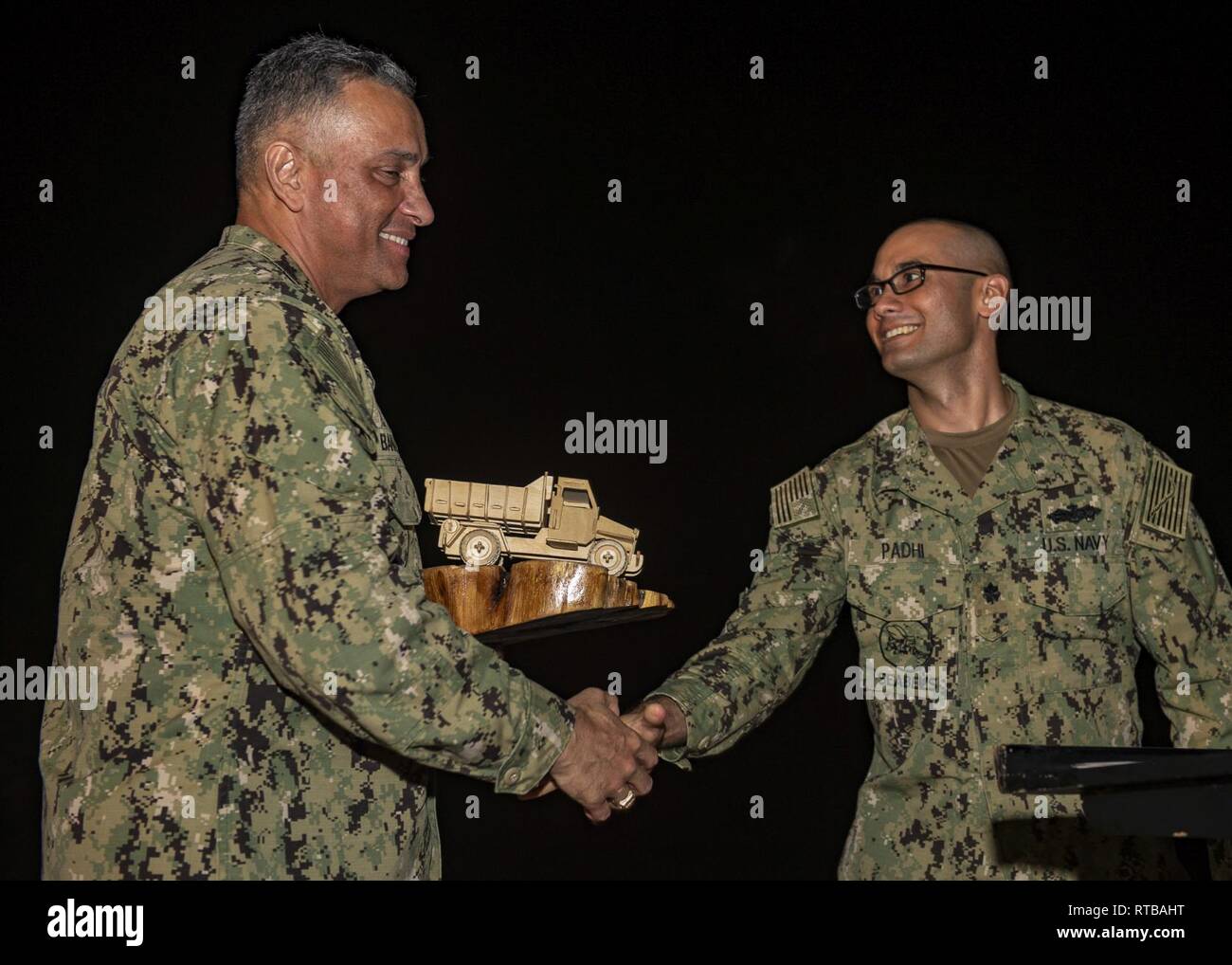 Dschibuti - U.S. Navy hinten Adm. Darius Banaji (links), Commander ...