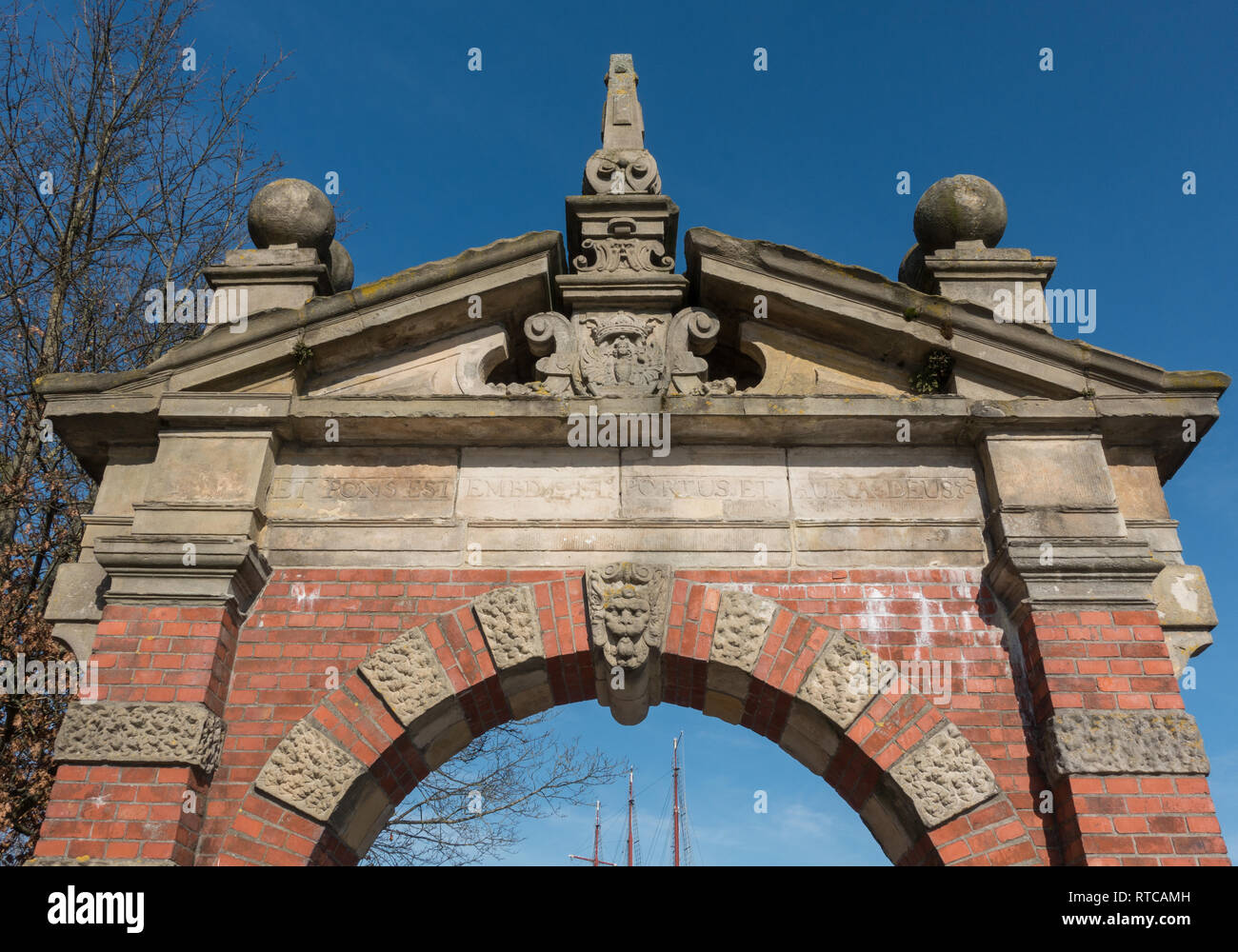 Alten Torbogen zum Hafen. Emden, Ostfriesland, Niedersachsen ...