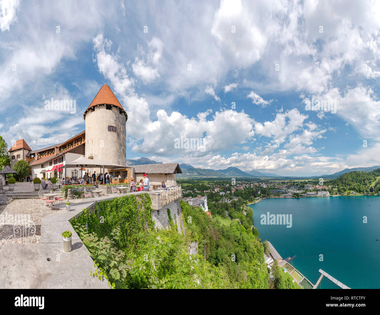 Der Hof der Burg von Bled mit Blick über den Ort, Bled, Slowenien ...