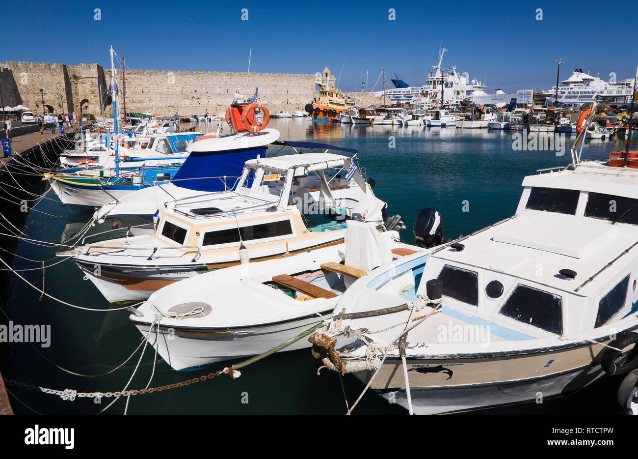 Boote im Hafen der alten mittelalterlichen Stadt Rhodos, Rhodos ...