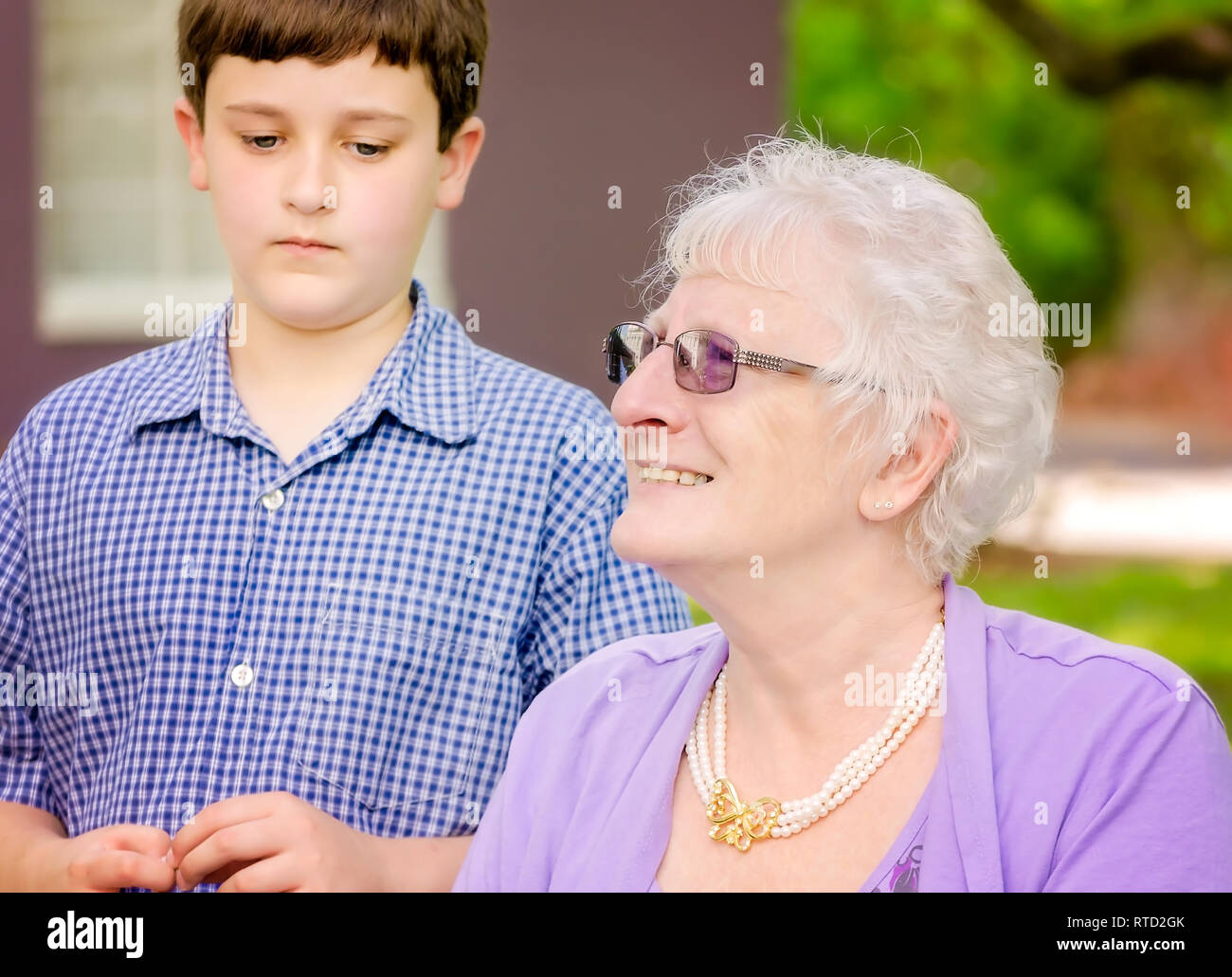 Junge enkel -Fotos und -Bildmaterial in hoher Auflösung – Alamy