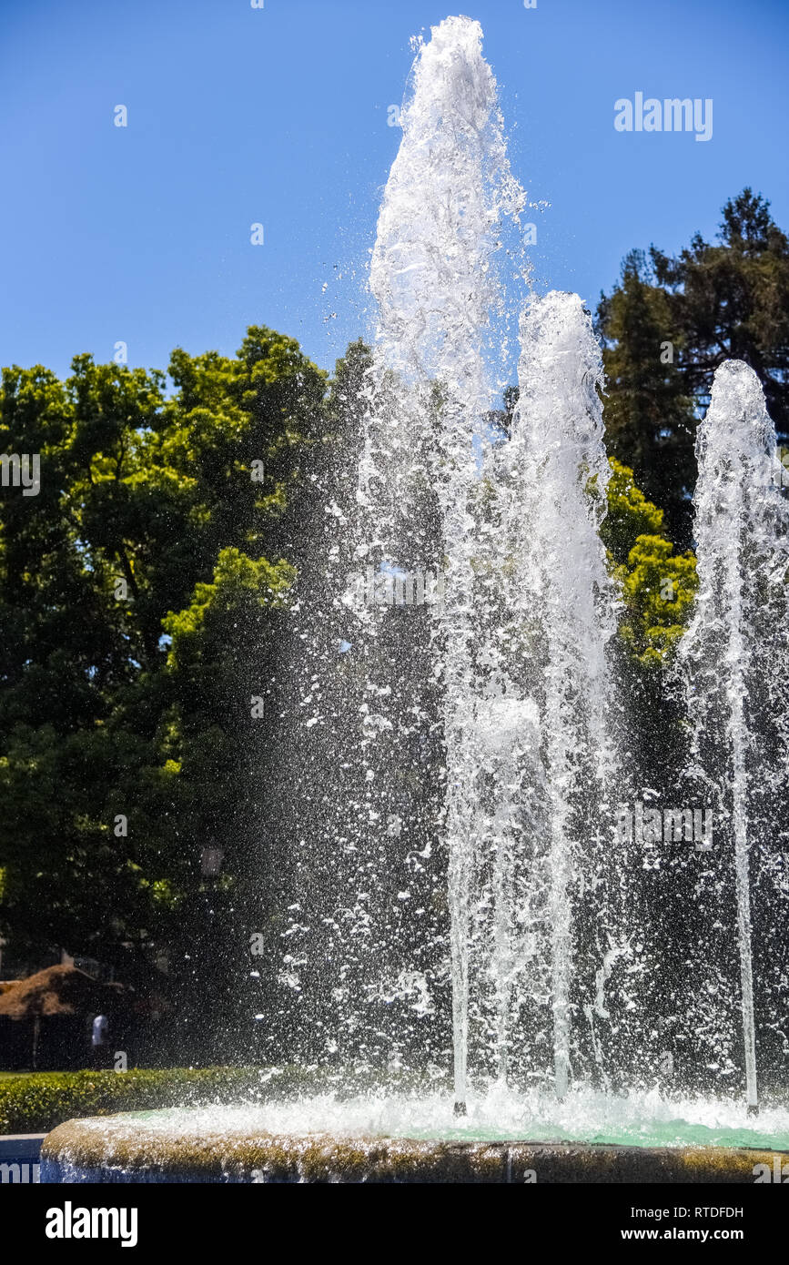 Dynamischer springbrunnen -Fotos und -Bildmaterial in hoher Auflösung ...