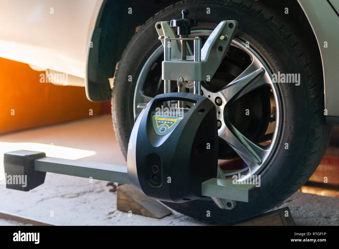 Wheel alignment -Fotos und -Bildmaterial in hoher Auflösung – Alamy
