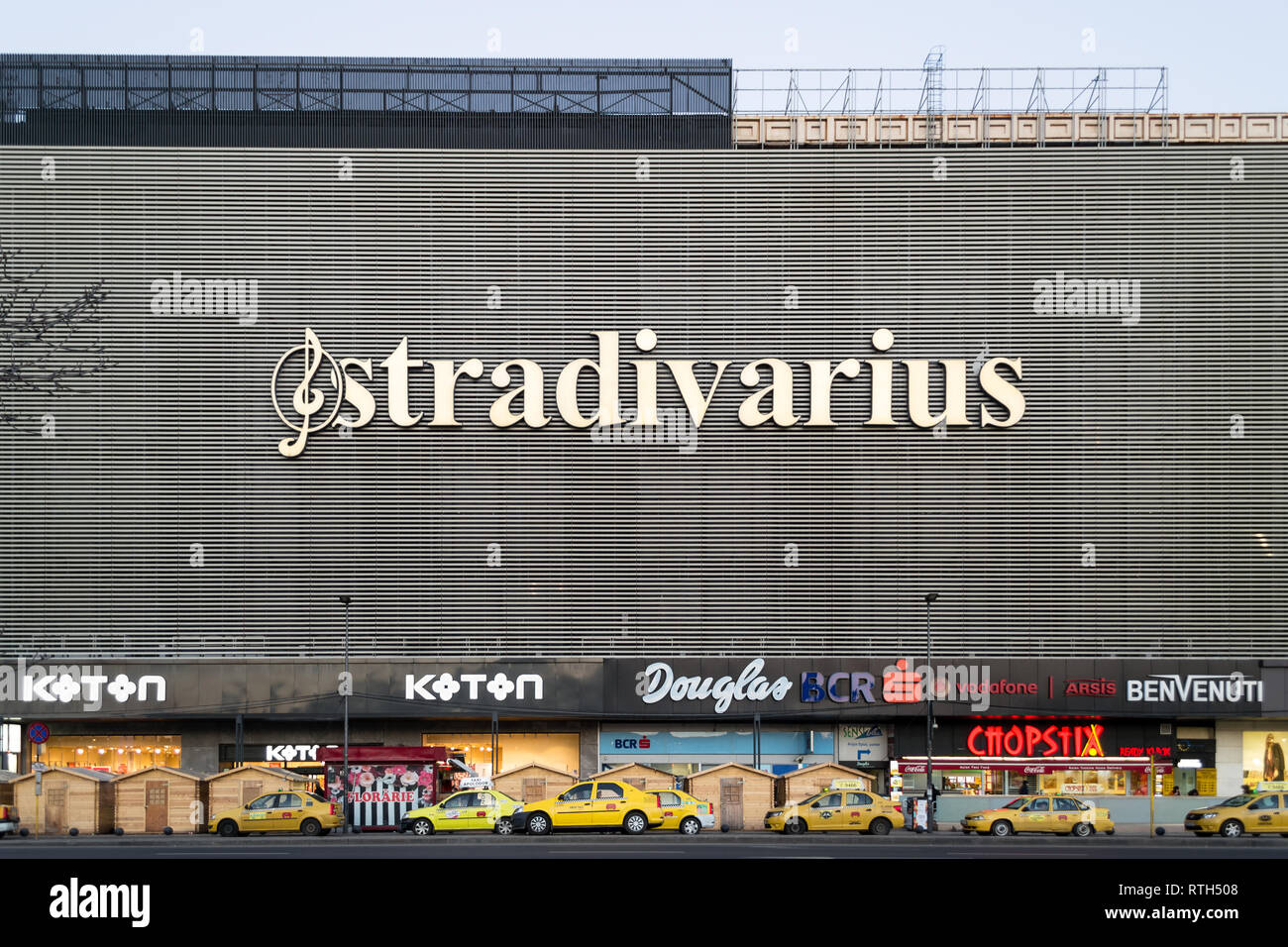 Bucharest shopping centre mall -Fotos und -Bildmaterial in hoher ...