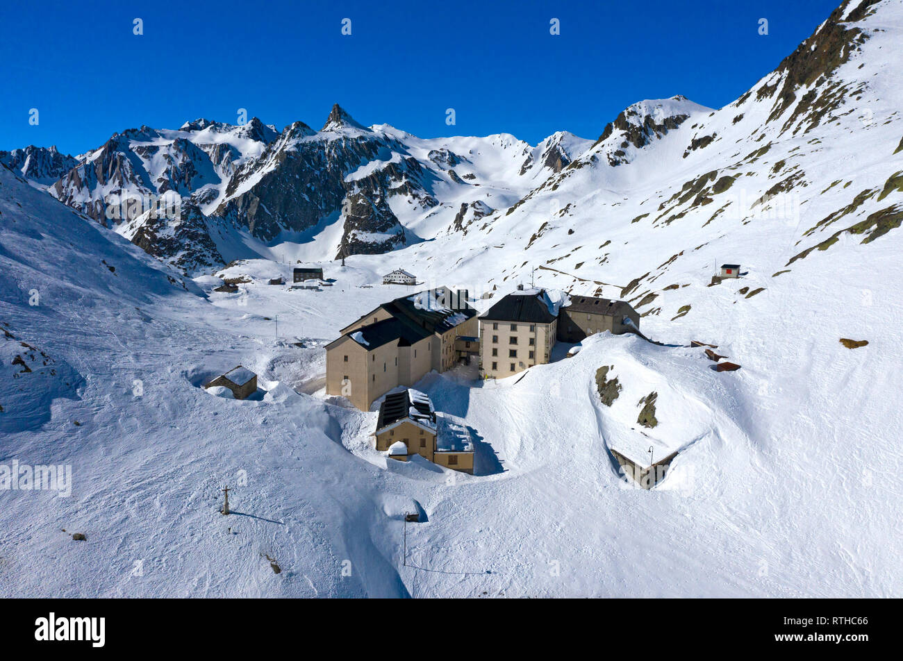Das Hospiz auf dem Grossen St. Bernhard Pass im Winter, Luftaufnahme ...
