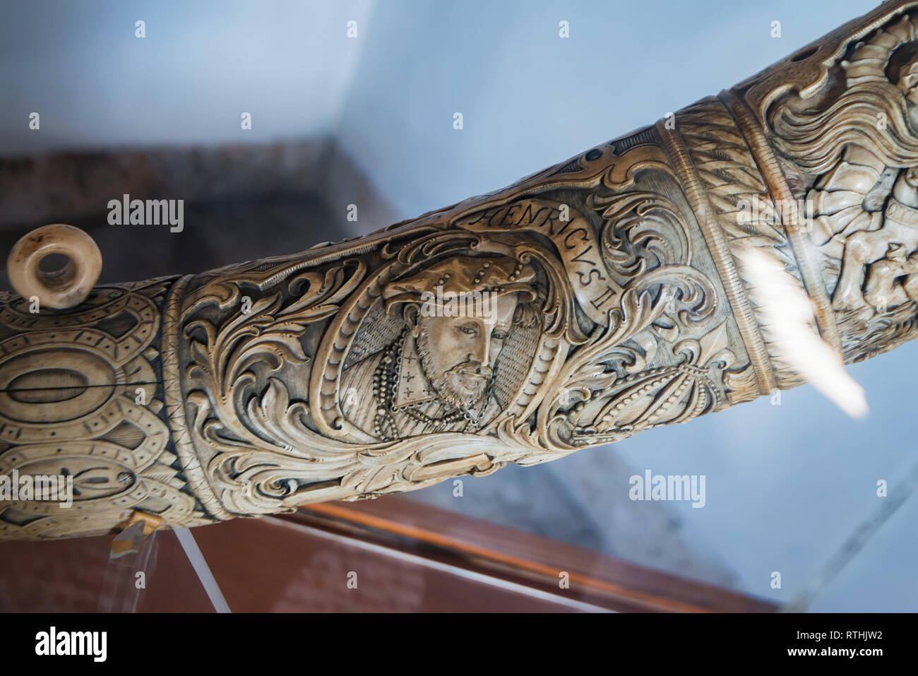 Elfenbein knochenornamente -Fotos und -Bildmaterial in hoher Auflösung ...