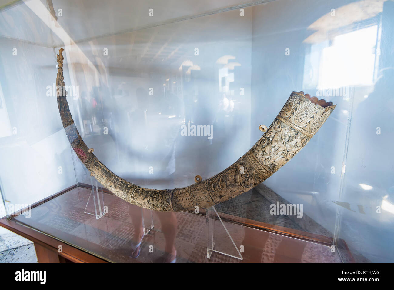 Elfenbein knochenornamente -Fotos und -Bildmaterial in hoher Auflösung ...