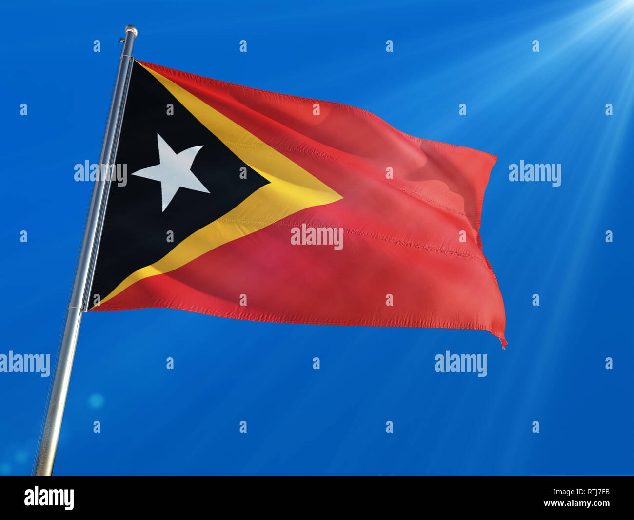 Osttimor National Flagge schwenkten auf Pole gegen Deep Blue Sky. High ...