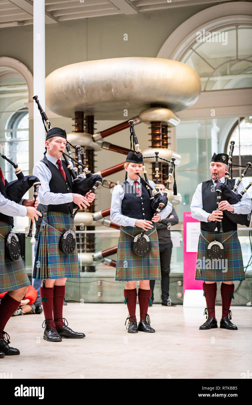 Edinburgh, Großbritannien. 2. März 2019. Tänzer und Musiker auf der ...