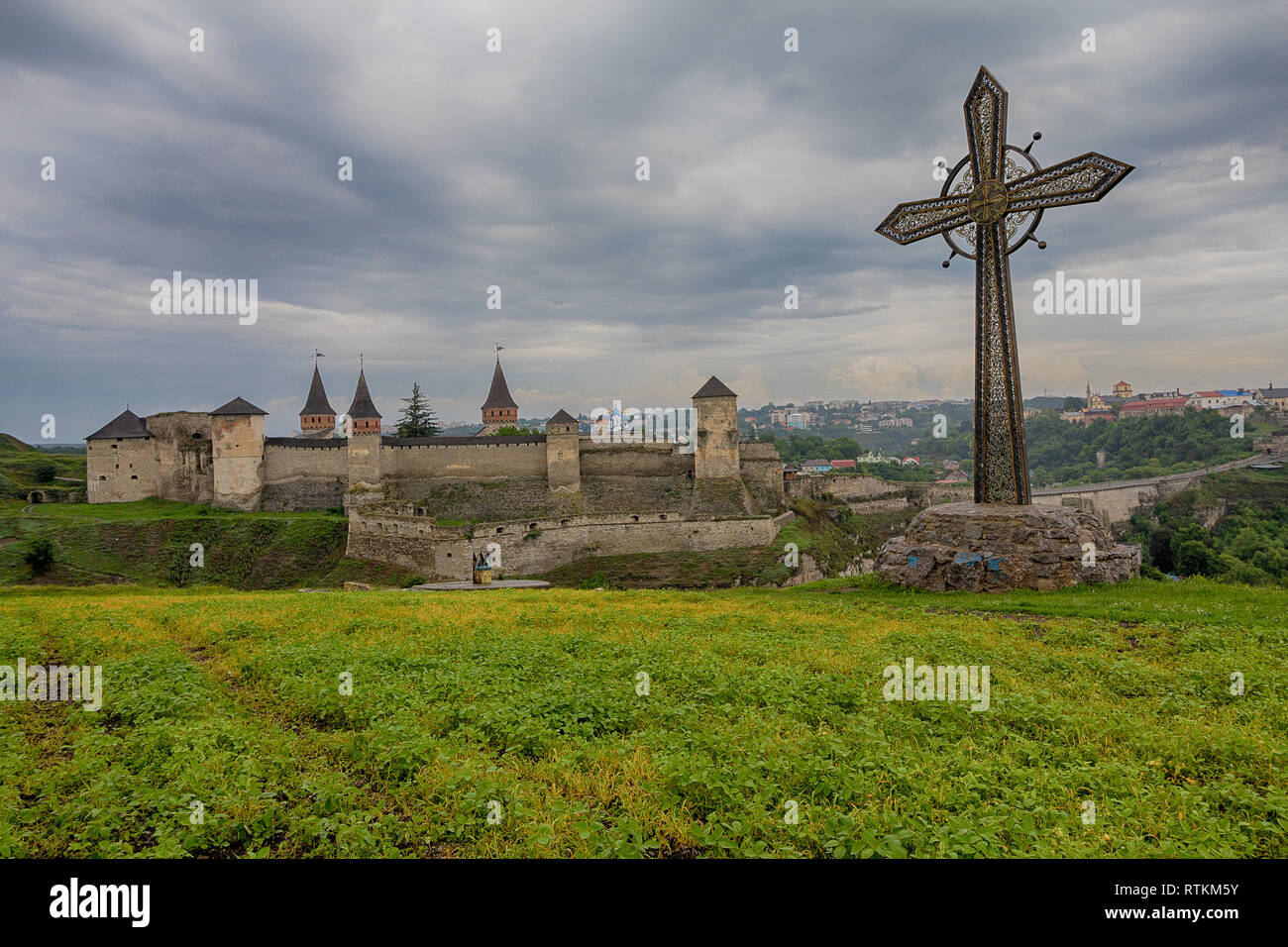 Kamenetz-Podolsk Festung und Kreuz ist als Erinnerung an die Toten ...