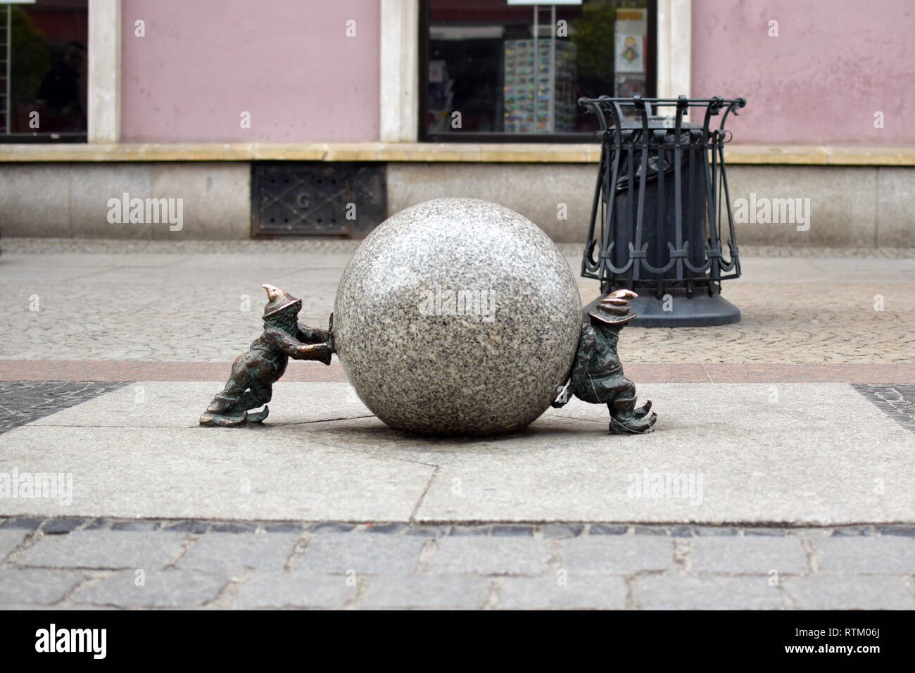 Statuette der zwerge -Fotos und -Bildmaterial in hoher Auflösung – Alamy