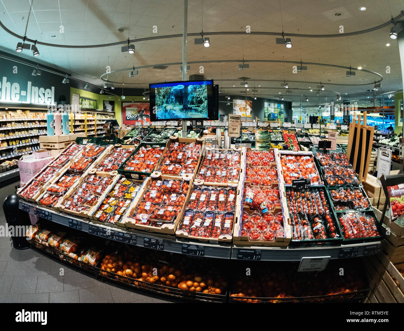 FRANKFURT, Deutschland - 3. Mai 2017: Großer Supermarkt Regal mit ...