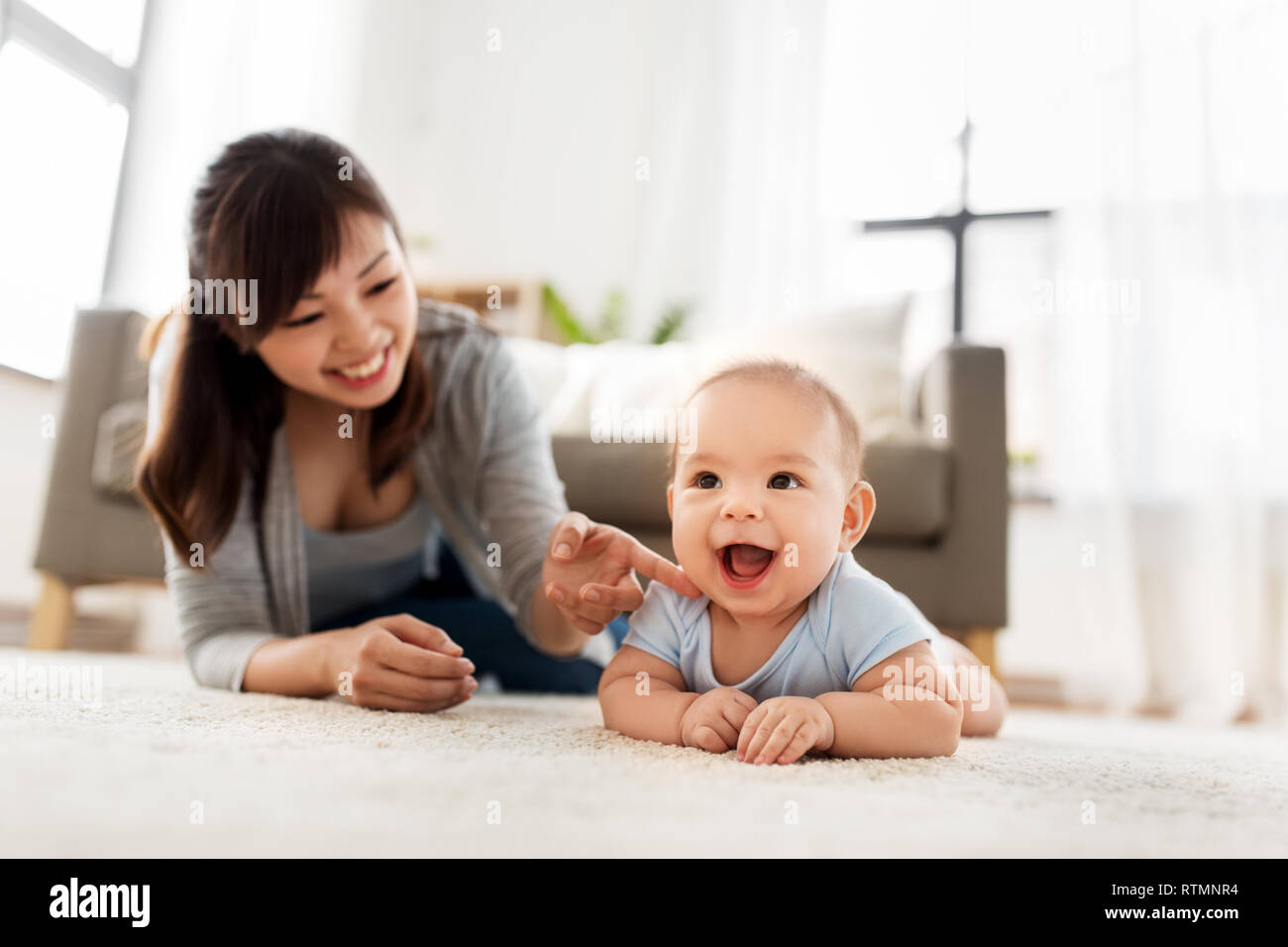 Tickling boy -Fotos und -Bildmaterial in hoher Auflösung – Alamy
